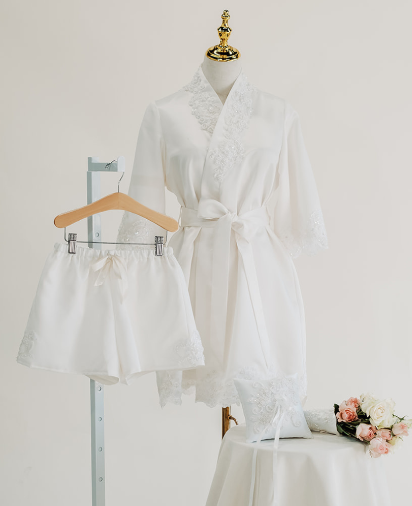How to fold wedding dress into box | Beachweddingtips.com